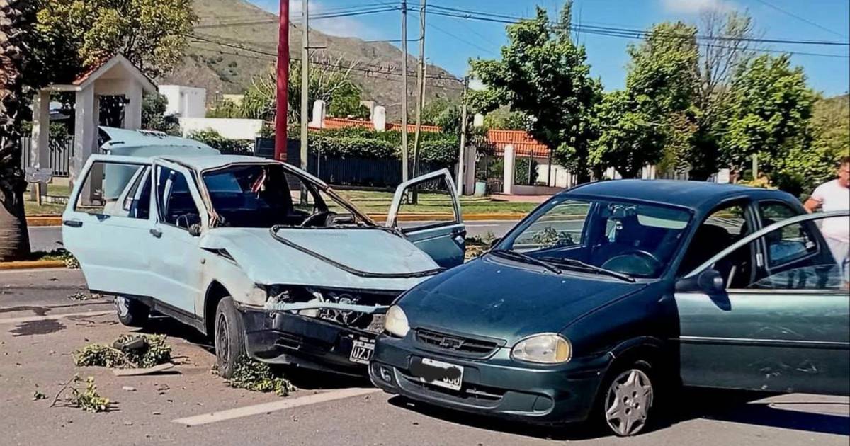 En el mismo sentido, chocaron dos autos y quedaron en el carril ...