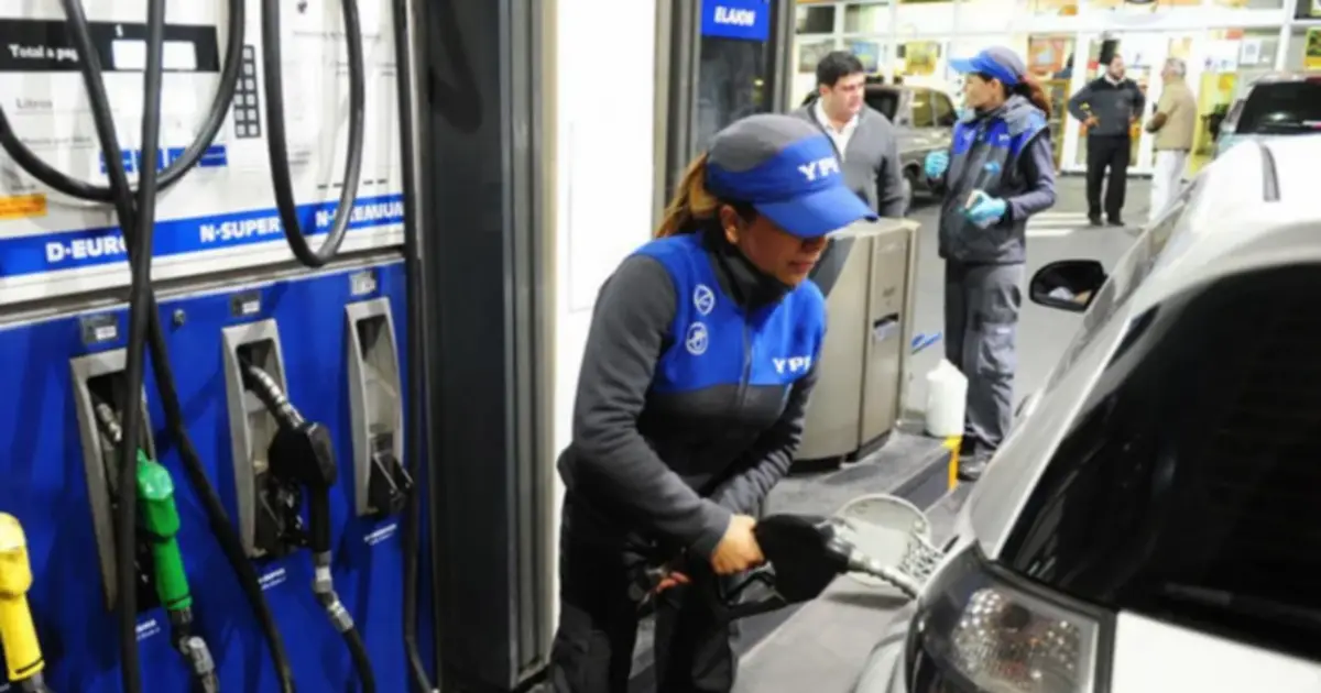 Luego de YPF, otras dos petroleras bajaron los precios de los combustibles | El Diario de la ...