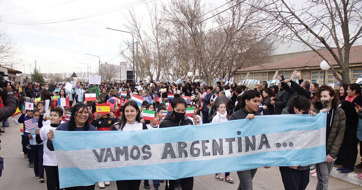 La "Tomás Ferrari" hizo un desfile para celebrar su cumple y la ...