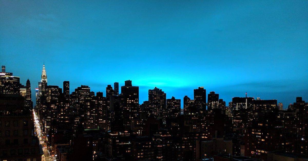 Una luz azul en el cielo de New York despertó la alarma por una ...